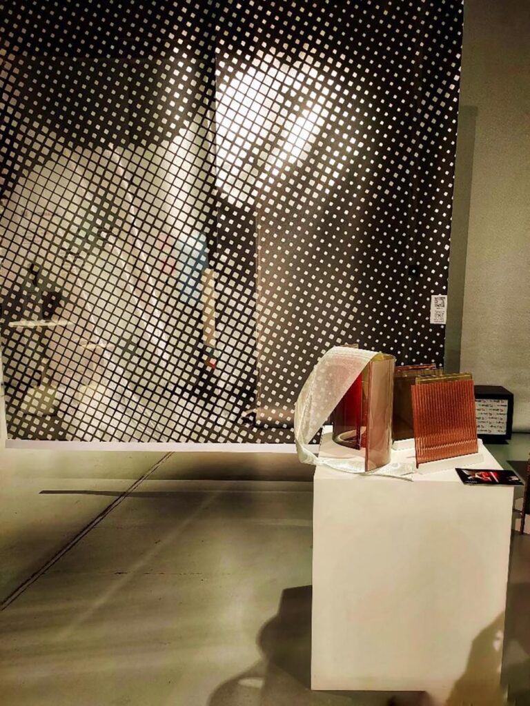 Weaving the metals: know-how and ideas for refined beauty in fashion ...